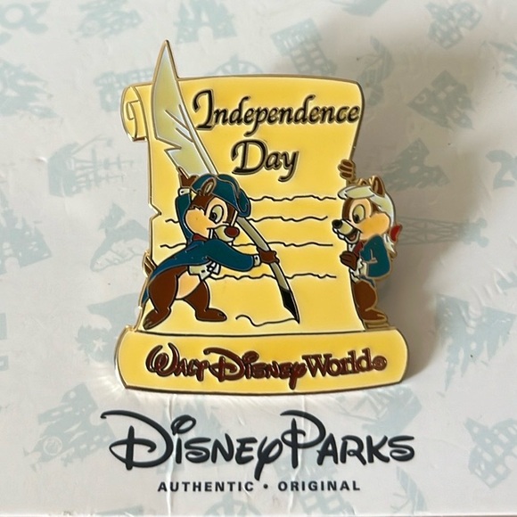 Disney | Accessories | Disney Parks Vintage Independence Day Chip And ...